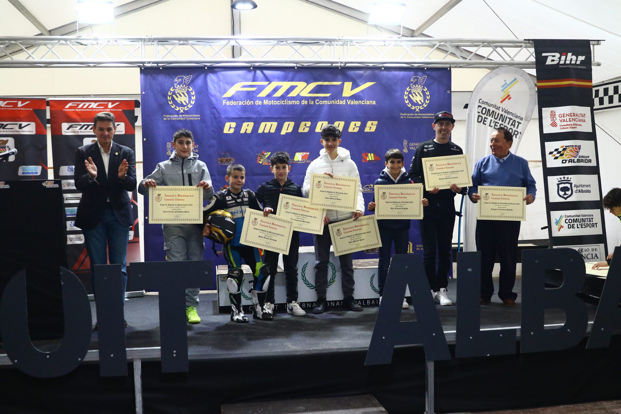 Los mejores del 2023 recibieron sus diplomas entre aplausos y ...