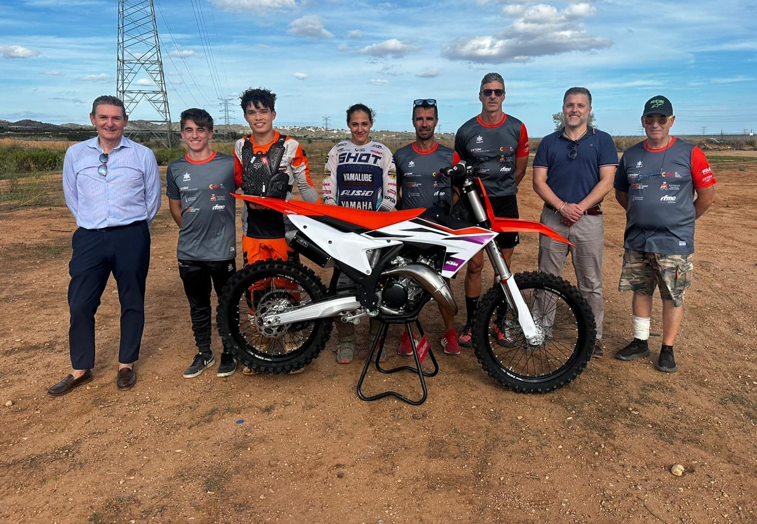 La FMCV entrega una motocicleta para la tecnificación de los pilotos ...